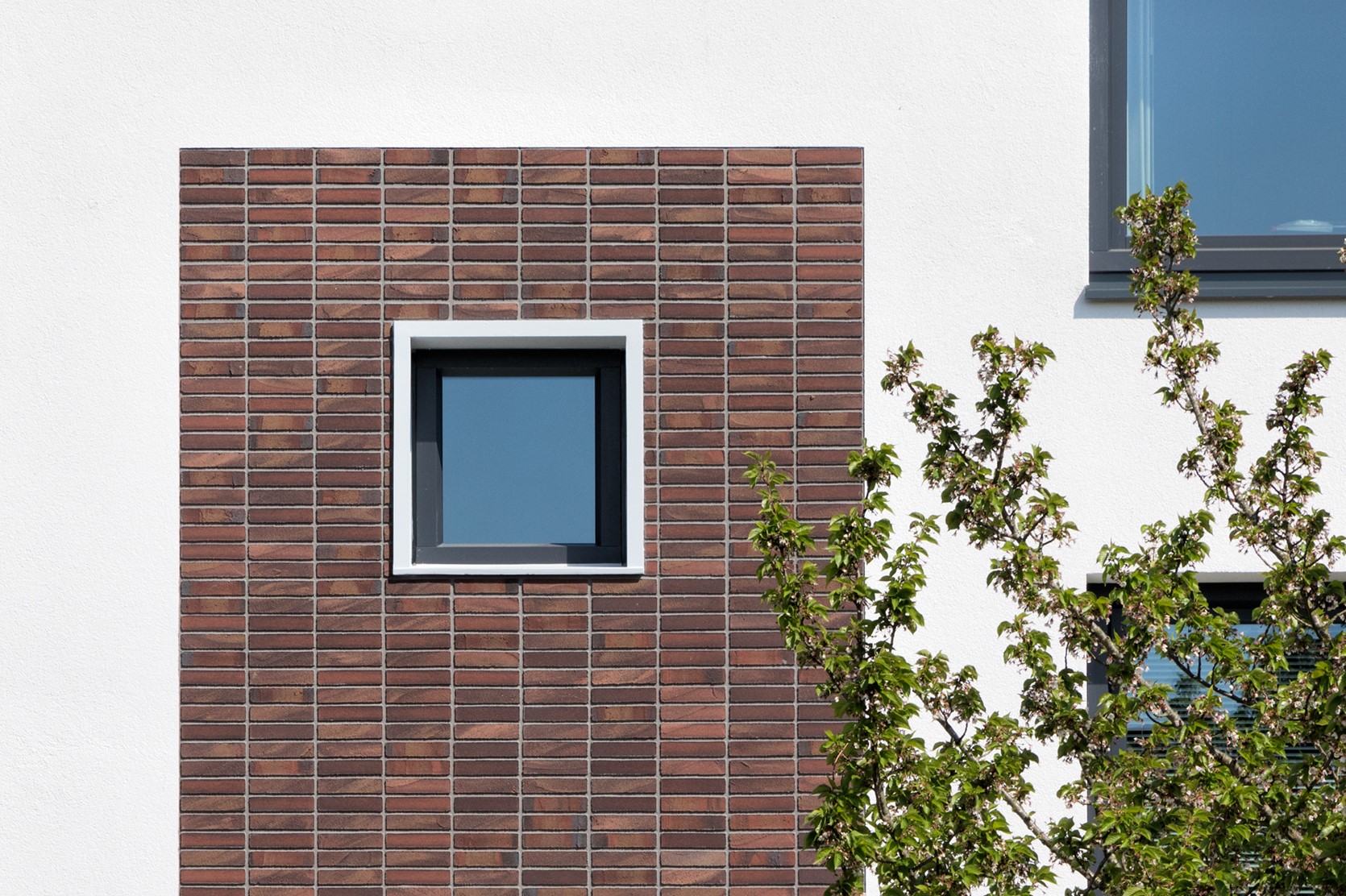 Minerale gevelstrips in tegelverband